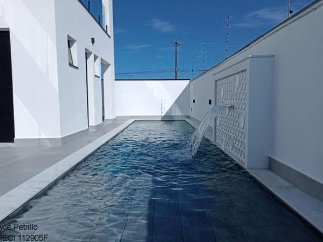 Casa Nova com Arquitetura Moderna à Venda em Condomínio Fechado na Cidade de Peruíbe