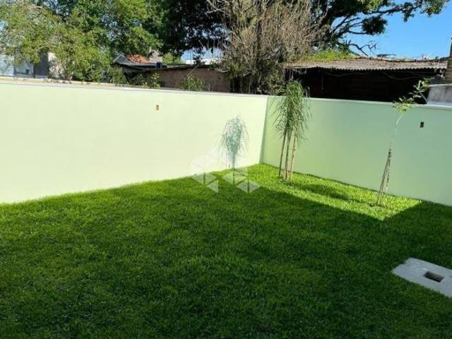 Casa nova com pátio de 60m2, no bairro Guarujá, 3 dormitórios, 2 vagas de garagem, churrasqueira