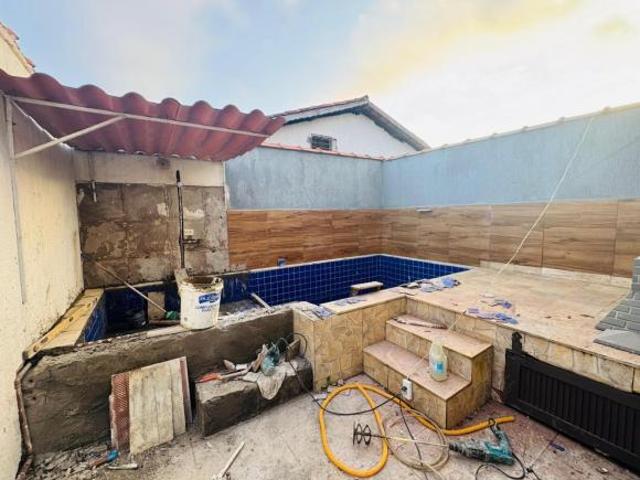 Casa nova com piscina com 2 quartos sendo 1 suíte em Itanhaém lado praia