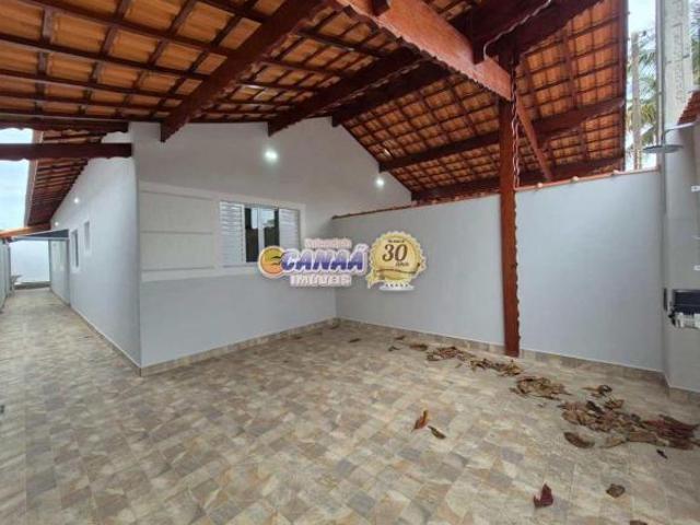 CASA NOVA COM PISCINA À VENDA NO LADO PRAIA EM MONGAGUÁ! Acabamentos de alto padrão!