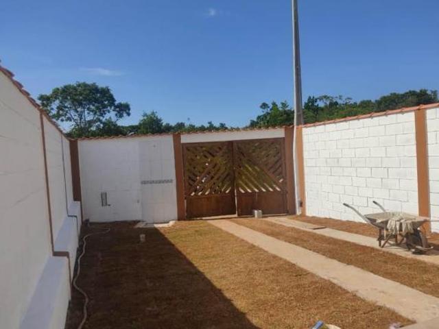 Casa nova com piscina e 2 dormitórios a venda em Itanhaém