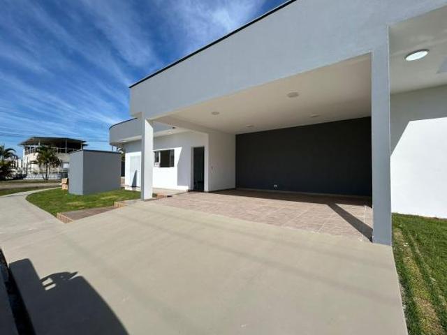 Casa nova com piscina e 3 dormitórios a venda na praia de Peruibe