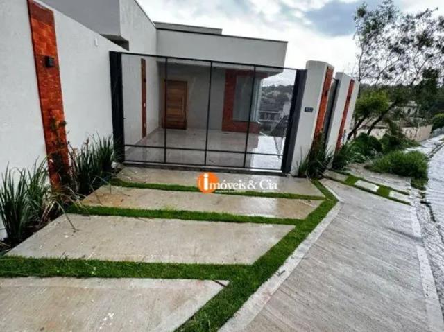 Casa com piscina, área nobre à venda em Atibaia por 880 mil