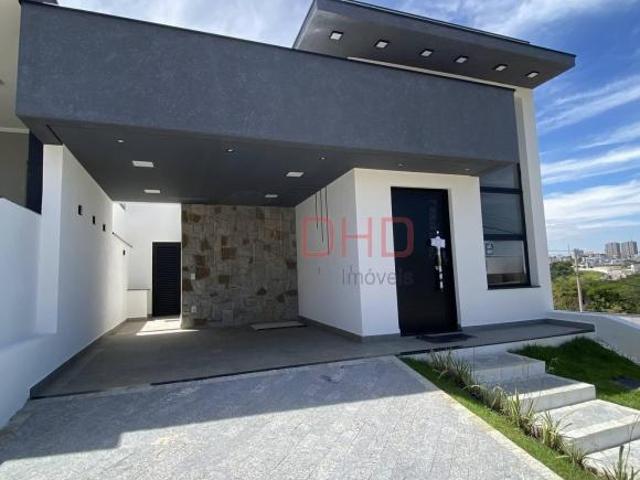 Casa nova com piscina no condomínio Helena Maria