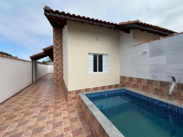 Casa nova com piscina na praia de Mongaguá