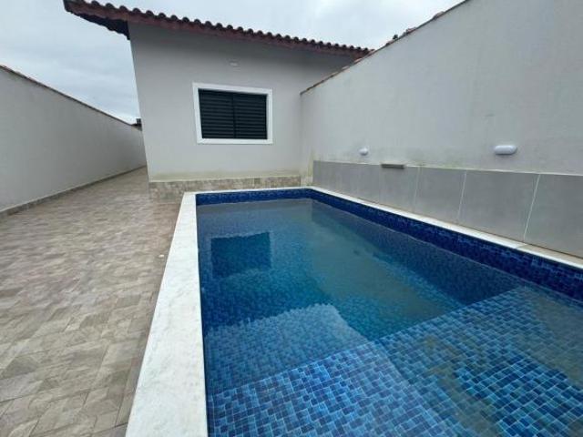 casa nova com piscina sendo 2 quartos com 1 suíte lado praia