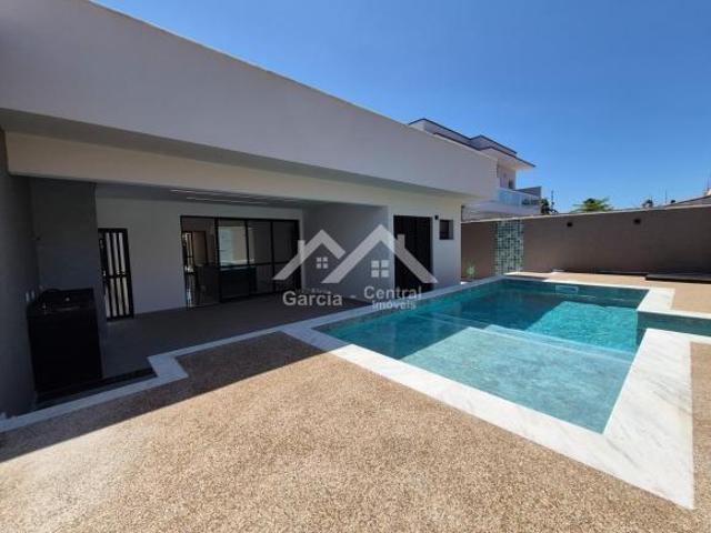 Casa nova com piscina próximo à praia em Peruíbe