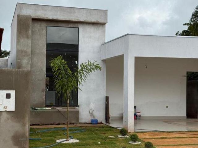 Casa nova com quintal e ambientes integrados em condomínio fechado