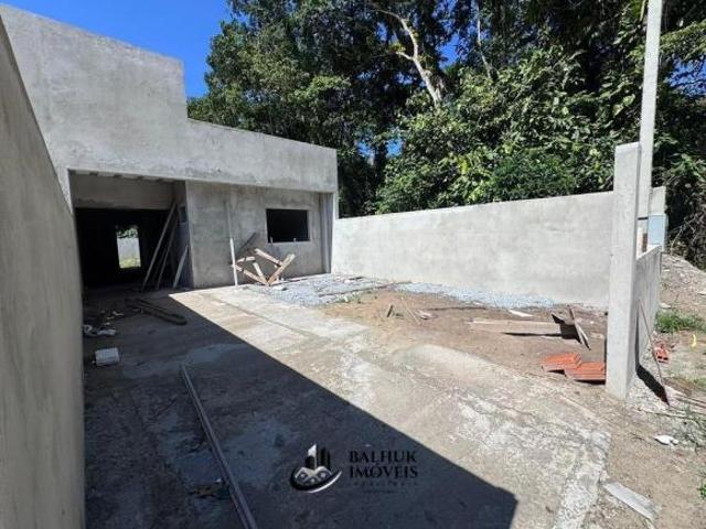 Casa nova com quintal em Pontal do Sul