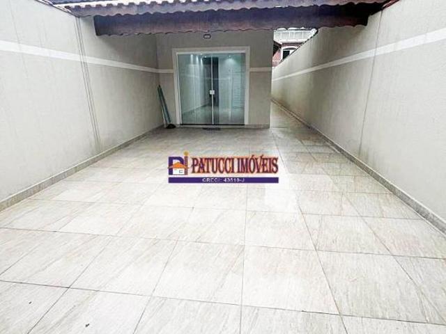 Casa Nova com 03 Dormitórios e Piscina em Ótima Localização!