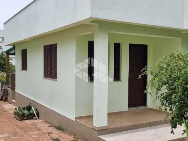 Casa nova com 2 dormitórios, living, cozinha americana, varanda e amplo pátio para carros e piscina