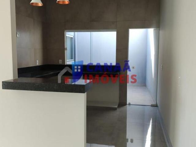 Casa nova com 2 quartos, suíte, acabamento premium e garagem para 4 carros