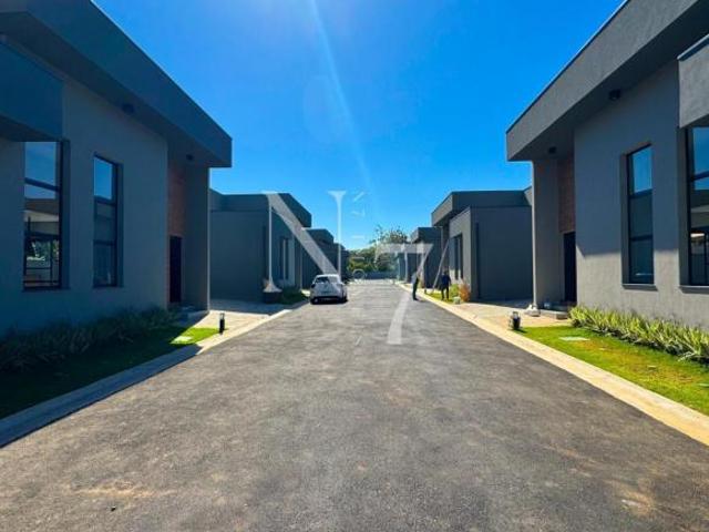 Casa Nova com 3 Suítes em condomínio!