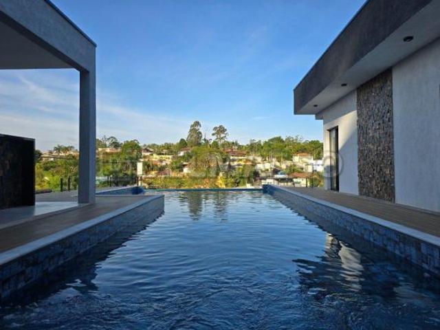 Casa Nova com 3 Suítes, Piscina e Vista Deslumbrante!