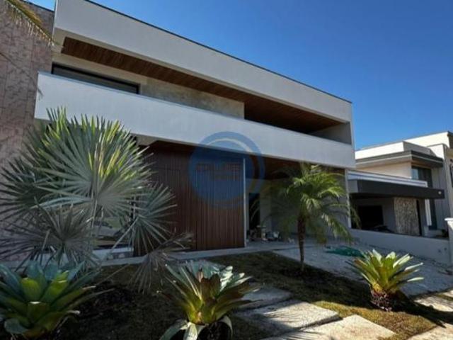 Casa nova com 3 suítes, sala 2 ambientes, gourmet, piscina em condomínio