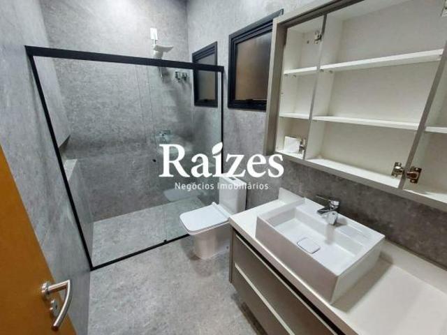 Casa nova com 3 suítes sendo uma com closet no Novo Mundo em Uberlândia