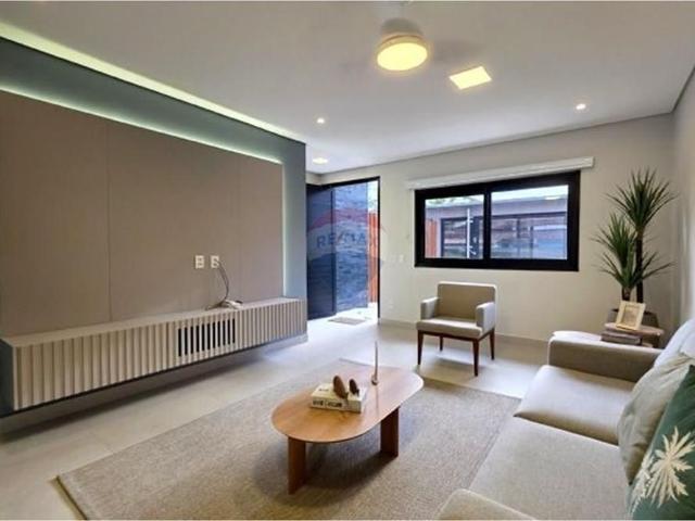 Casa nova com 4 suítes a 400 metros da praia em Juquehy disponível para locação anual