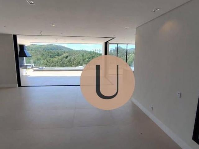Casa nova com 5 suítes + Anexo de 60 Mts independente