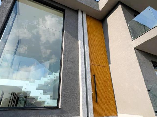 Casa Nova à Venda – 422m² A/C, Mezanino, Sauna, 110M² de pé direito duplo