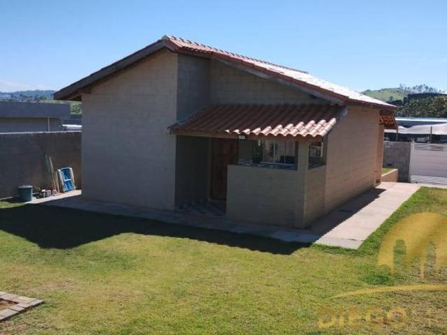 Casa Nova à Venda – Amplo Terreno e Excelente Espaço Externo