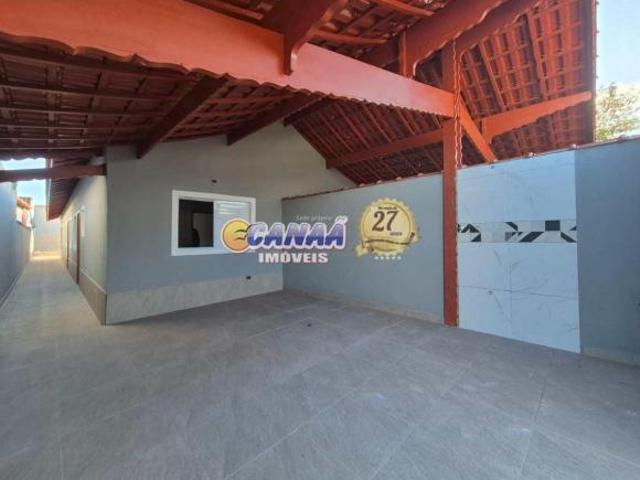 Casa nova à venda com 3 dormitórios e piscina na praia de Mongaguá!