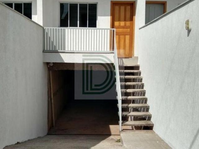 Casa nova á venda com 2 suítes próximo ao metrô.