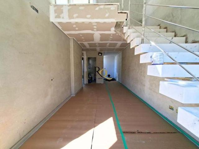 CASA NOVA Á VENDA COM ÁTICO NO CAJURU 03 QUARTOS 1 SUÍTE COM TERRAÇO 02 VAGAS