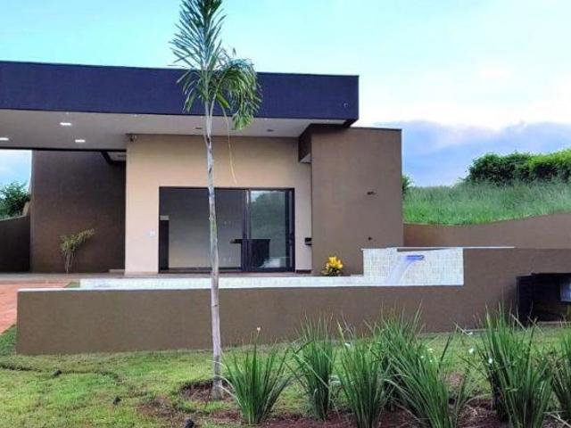 Casa nova a venda, com piscina e hidromassagem, em condomínio fechado as margens da Represa