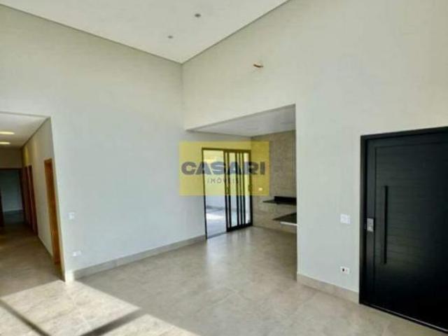 Casa nova á venda em condomínio com 3 dormitórios sendo 1 suíte, sala pé direito