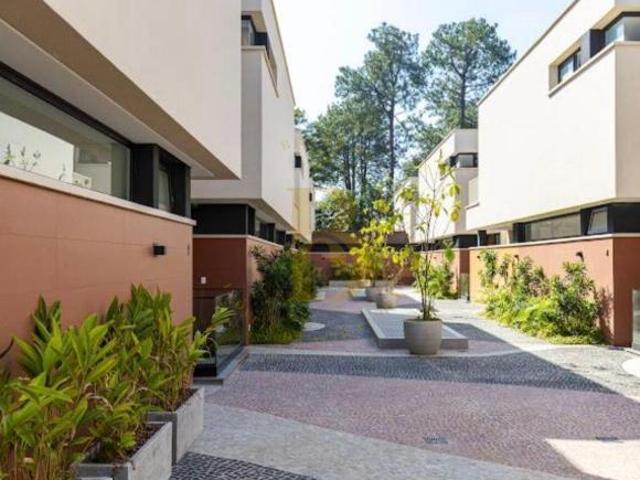 Casa nova á venda em condomínio de 531m², 04 suítes no Jardim Cordeiro