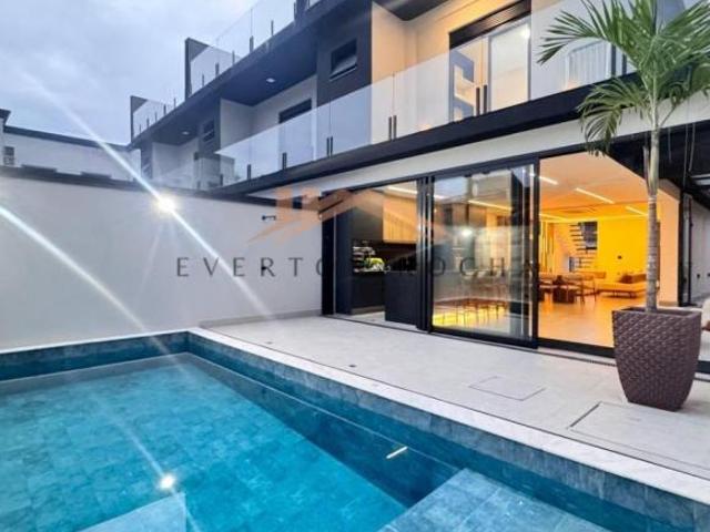 Casa nova à venda na praia de Juquehy com 4 suítes e piscina privativa