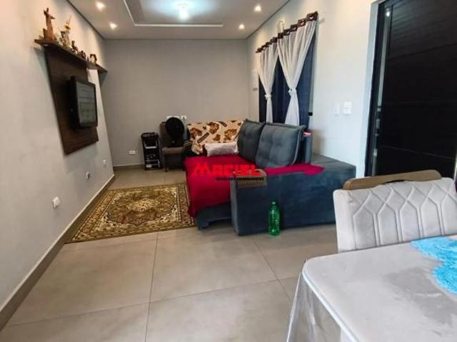 Casa nova à venda no bairro Santa Júlia localizada em esquina com piscina