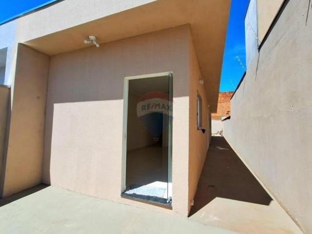 Casa nova, aceita financiamento, 320 mil