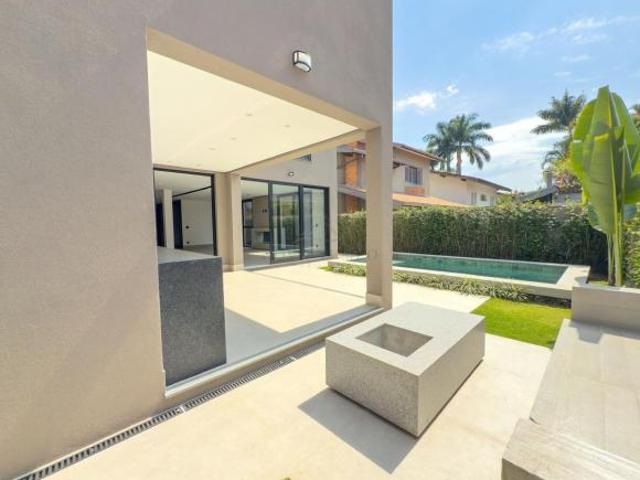 Casa nova de alto padrão com lazer completo no Alphaville Residencial 3