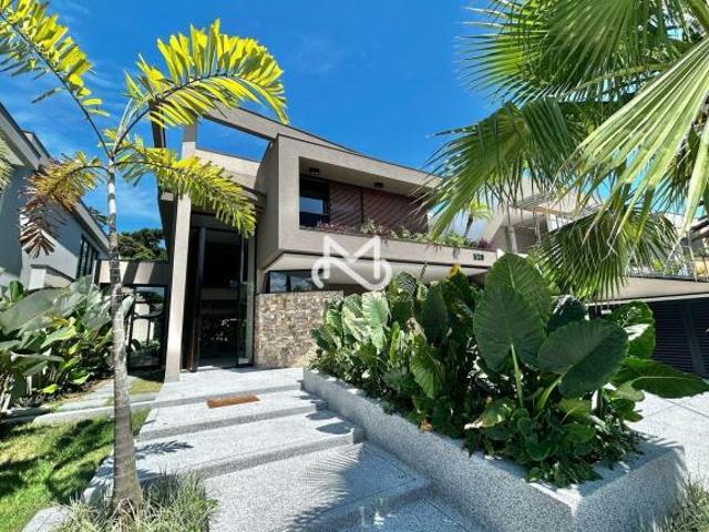 Casa Nova de Alto Padrão com 5 suítes À Venda