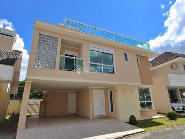 Casa nova de alto padrão em condominio