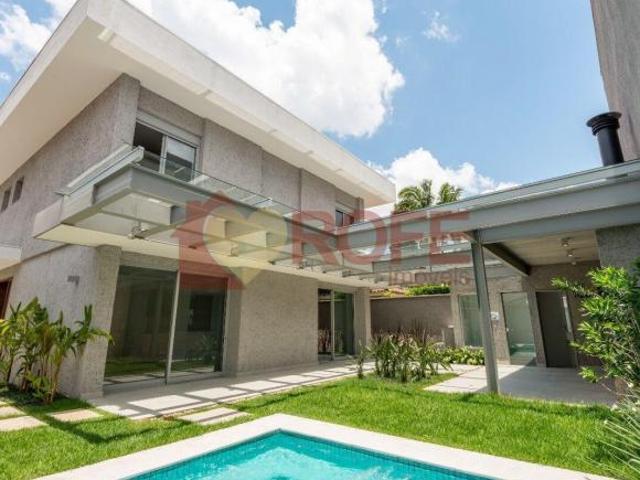 Casa Nova de Alto Padrão em Alto de Pinheiros com 4 Suítes, Piscina Aquecida e Sauna