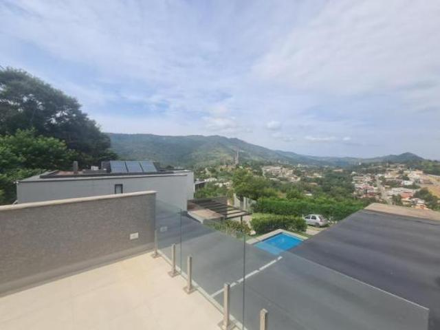 Casa nova dentro de condomínio fechado em área nobre de Atibaia SP com 4 suítes, piscina, área gour