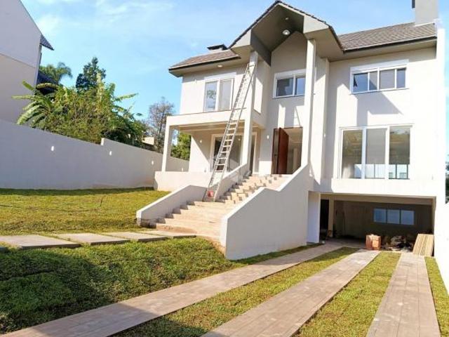 Casa nova e ampla no bairro Higienópolis, 03 dormitórios/suítes