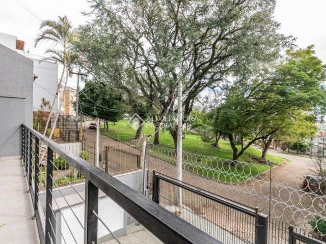 Casa nova e diferenciada em ótima localização no bairro