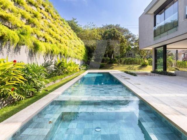 Casa nova e moderna à venda em Alphaville com 5 suítes