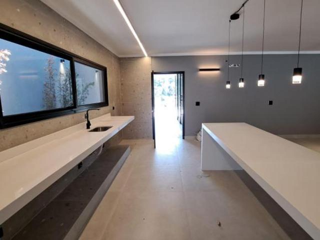 CASA NOVA E MODERNA COM LINDA VISTA À VENDA EM CONDOMÍNIO DE ITUPEVA