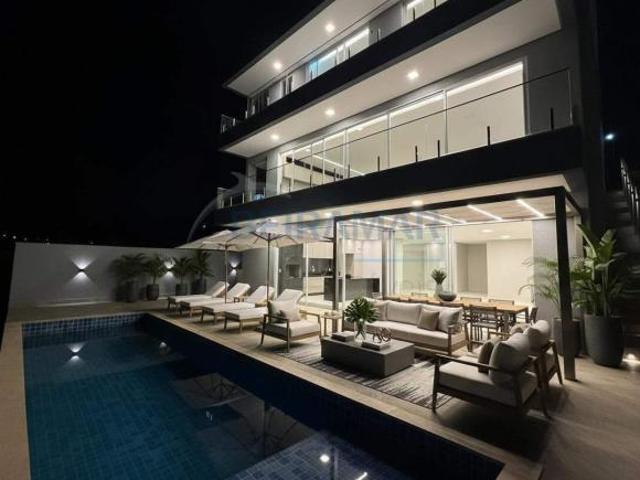 Casa Nova e Sofisticada com 5 Suítes, Piscina e Elevador à Venda no Condomínio Máxximo Garden Jard