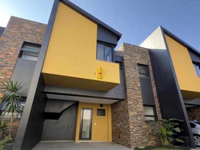 Casa Nova em Condomínio !