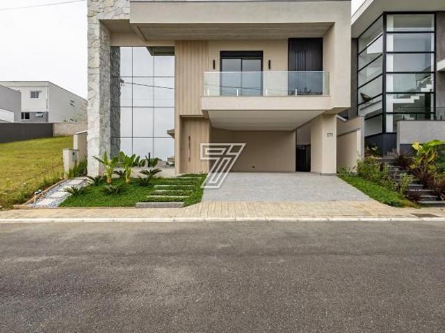 Casa nova em condomínio