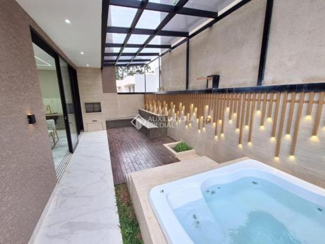 Casa Nova em Condomínio, 3 suítes, 198 metros privativos e 4 vagas
