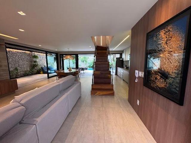 Casa nova em condomínio a 70 metros da praia de Juquehy– 5 suítes, piscina e sauna privativa