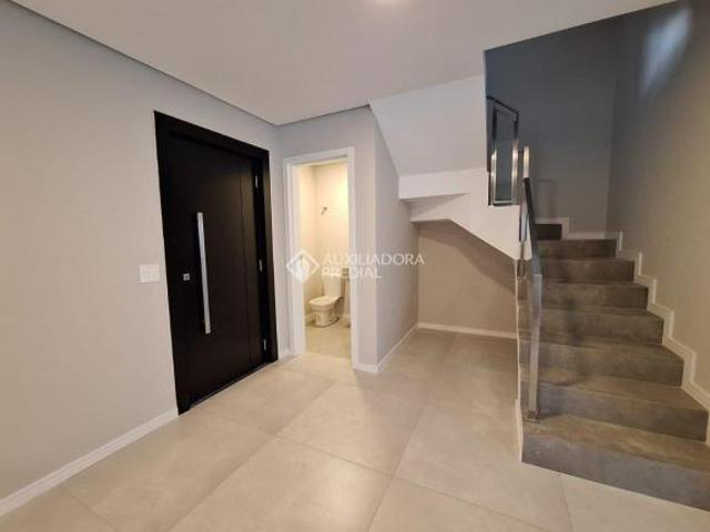 Casa Nova em Condomínio Clube, 161 metros privativos, terraço e 2 vagas