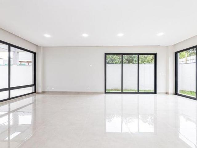 Casa nova em condomínio clube no Pilarzinho com 3 suítes