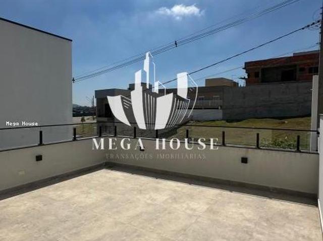 Casa nova em condomínio fechado com excelente padrão de construção!